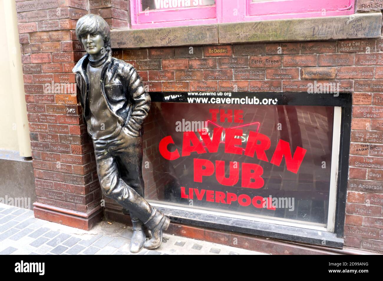 John Lennon Statue Outside The Cavern Pub Mathew Street Liverpool ...