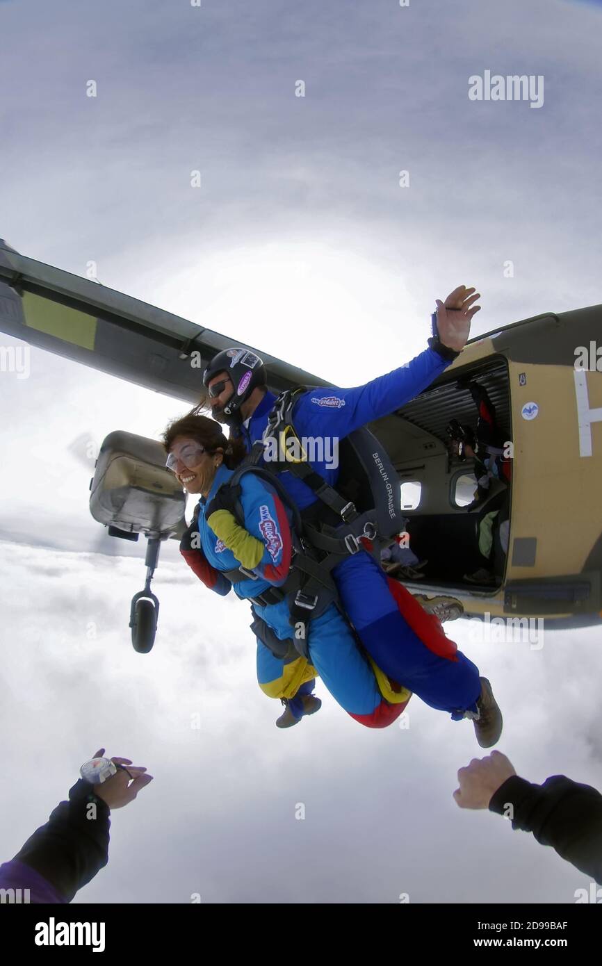 Man jumping out of plane hi-res stock photography and images - Alamy