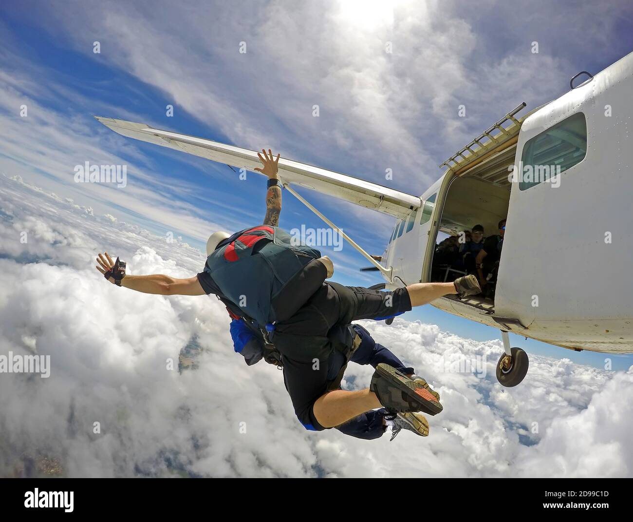 People falling from the sky hi-res stock photography and images - Alamy