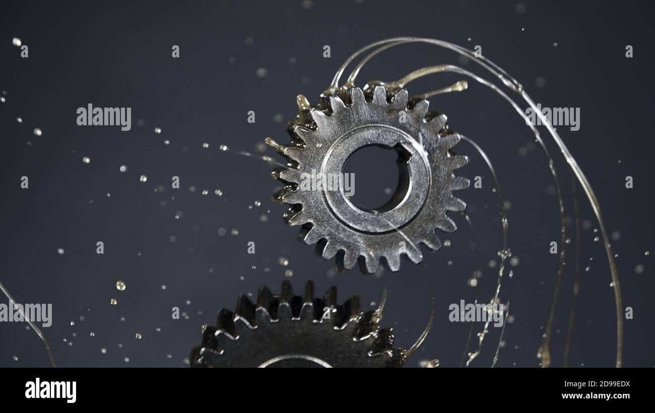 Tooth gear wheels with oil splash, freeze motion, lubrication concept ...