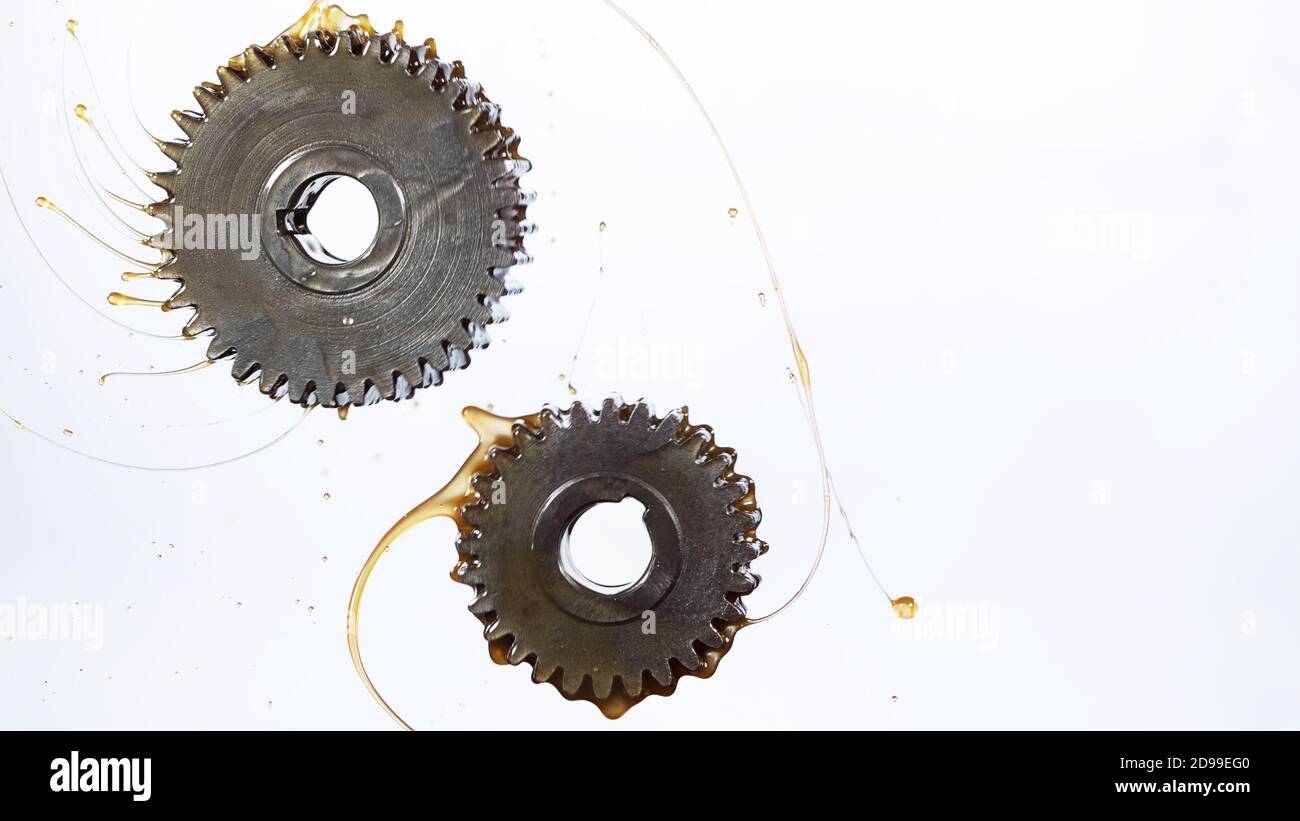 Tooth gear wheels with oil splash, freeze motion, lubrication concept ...