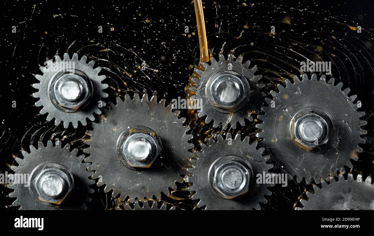 Tooth gear wheel with oil splashes, freeze motion, lubrication concept ...