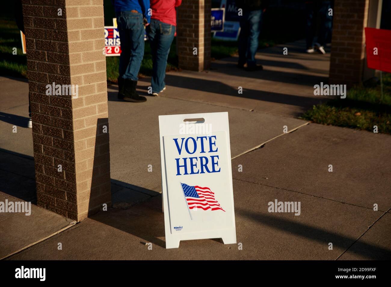 Usa vote here sign hi-res stock photography and images - Alamy