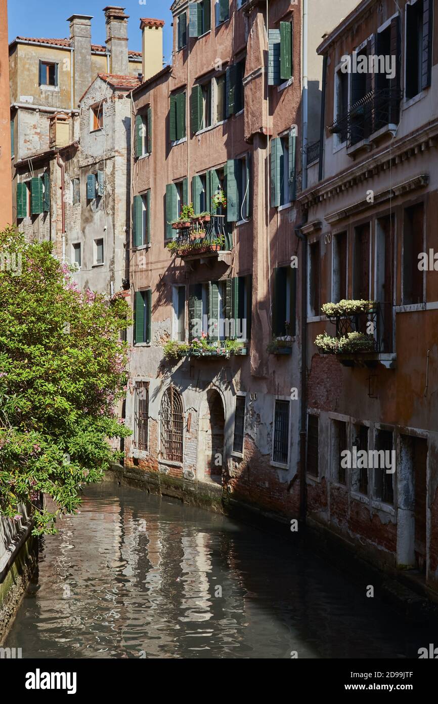 Narrow canal old traditional hi-res stock photography and images - Alamy