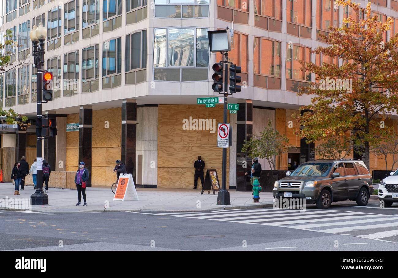 Washington, USA. 03rd Nov, 2020. Shops in Washington protect their shop ...