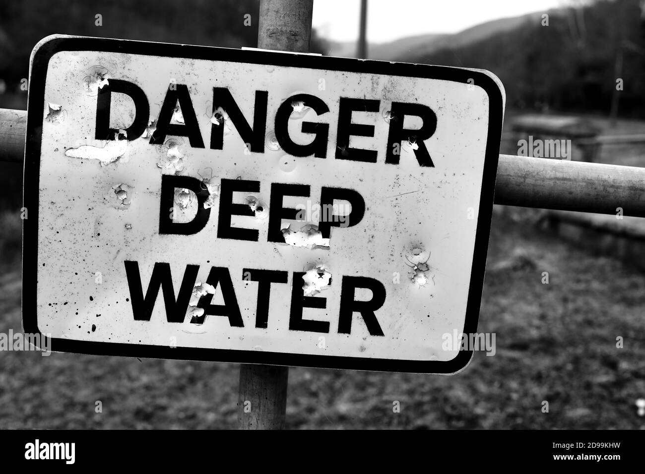 Danger deep water sign at waters edge Stock Photo - Alamy