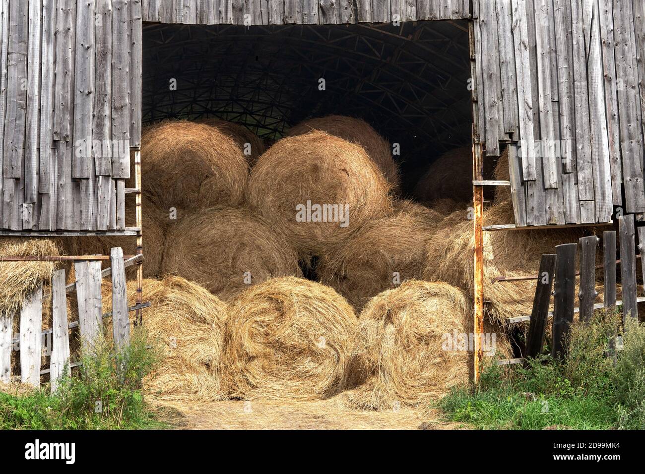 Wooden hay barn hi-res stock photography and images - Alamy