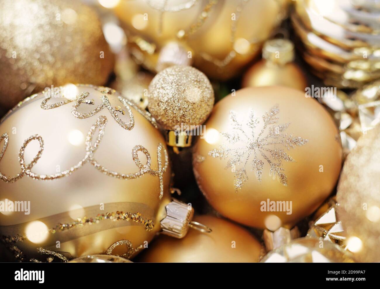 Gold christmas ornaments hi-res stock photography and images - Alamy