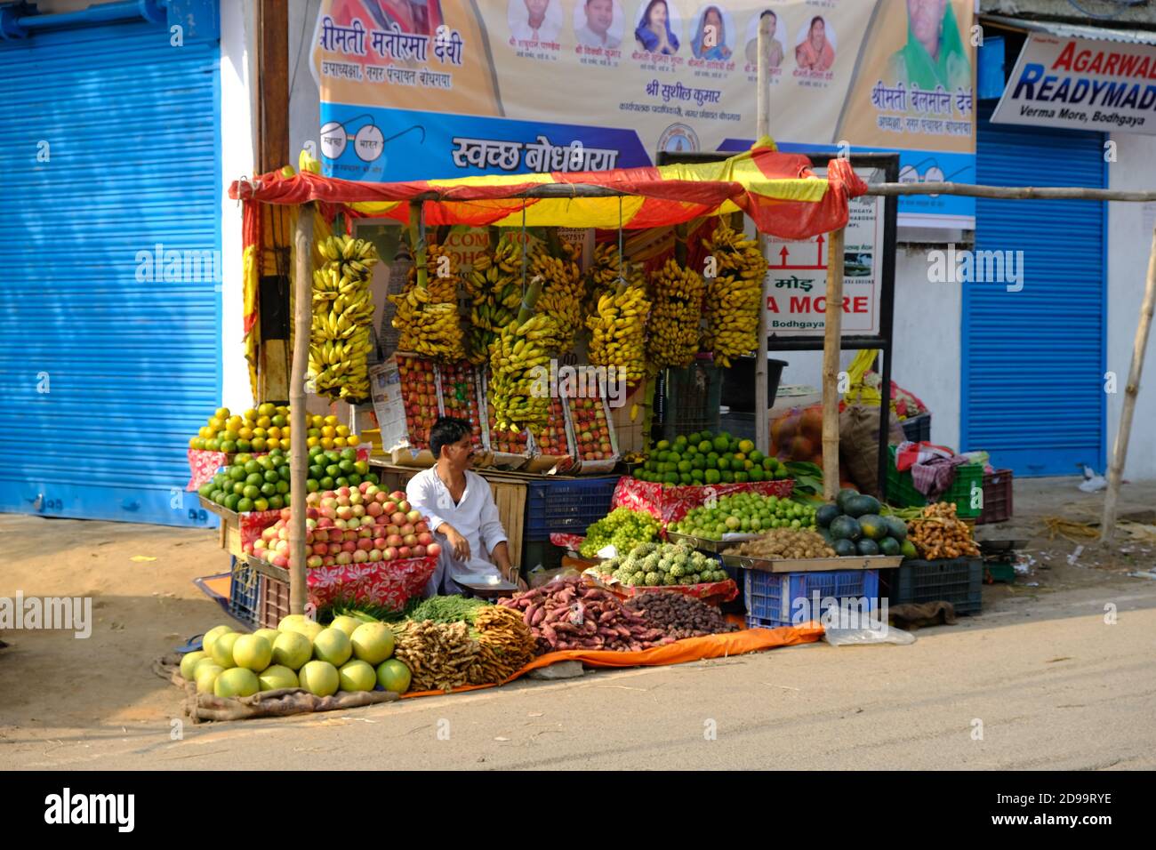 Indian street market fruit stall hi-res stock photography and images ...