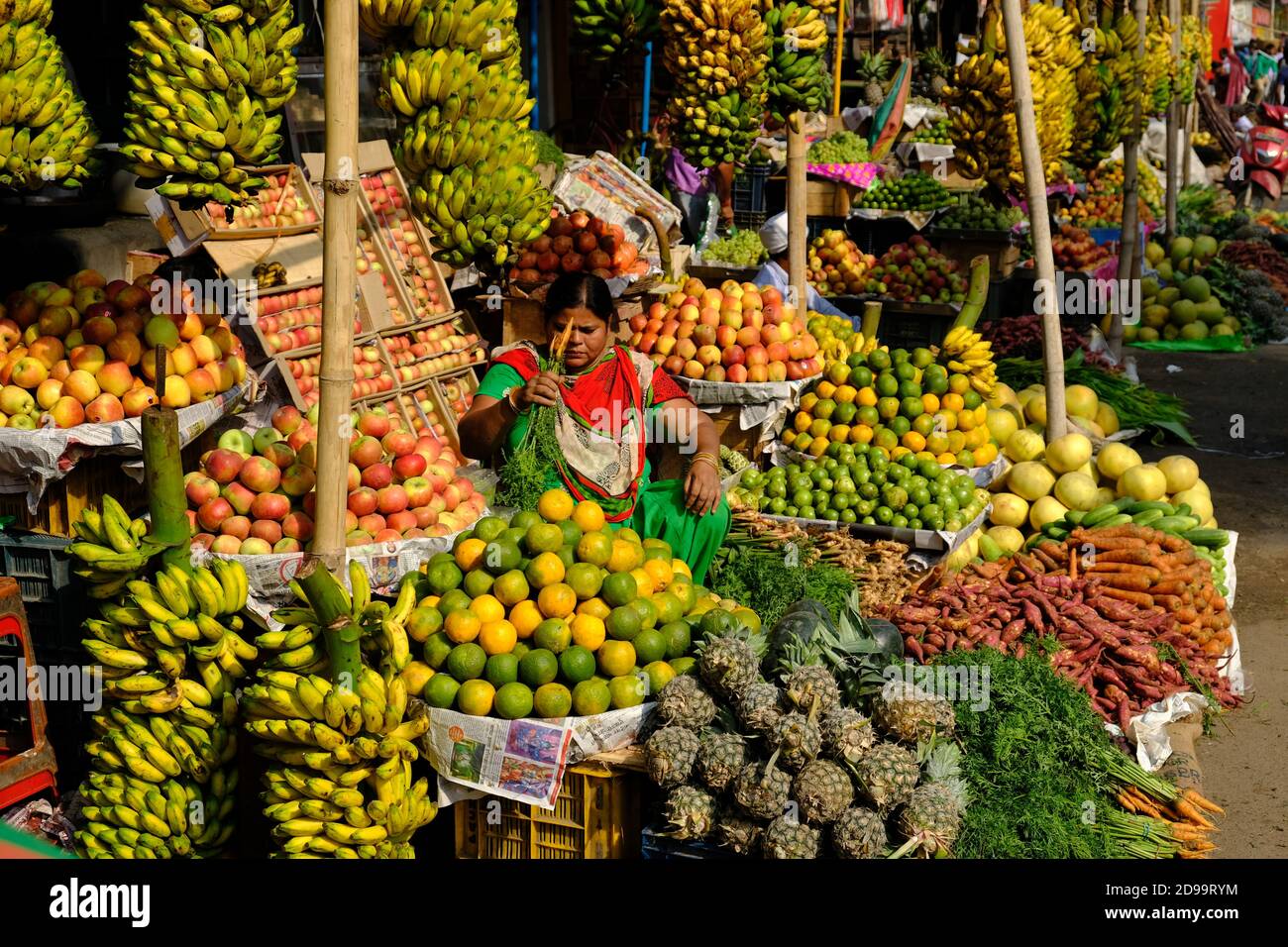 Indian street market fruit stall hi-res stock photography and images ...