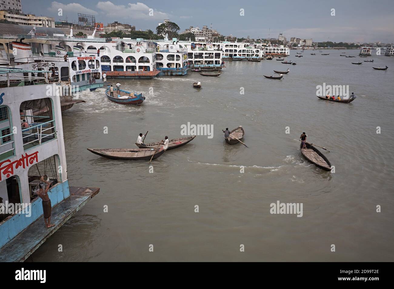 Dhaka, Bangladesh, July 2009. Passengers and rowers on the rowboats at ...
