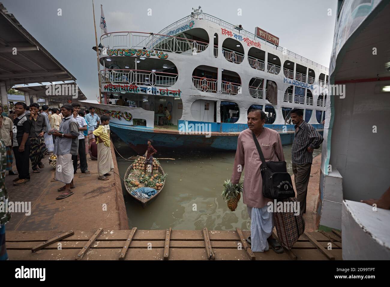 Dhaka, Bangladesh, July 2009. Passengers and rowers on the rowboats at ...