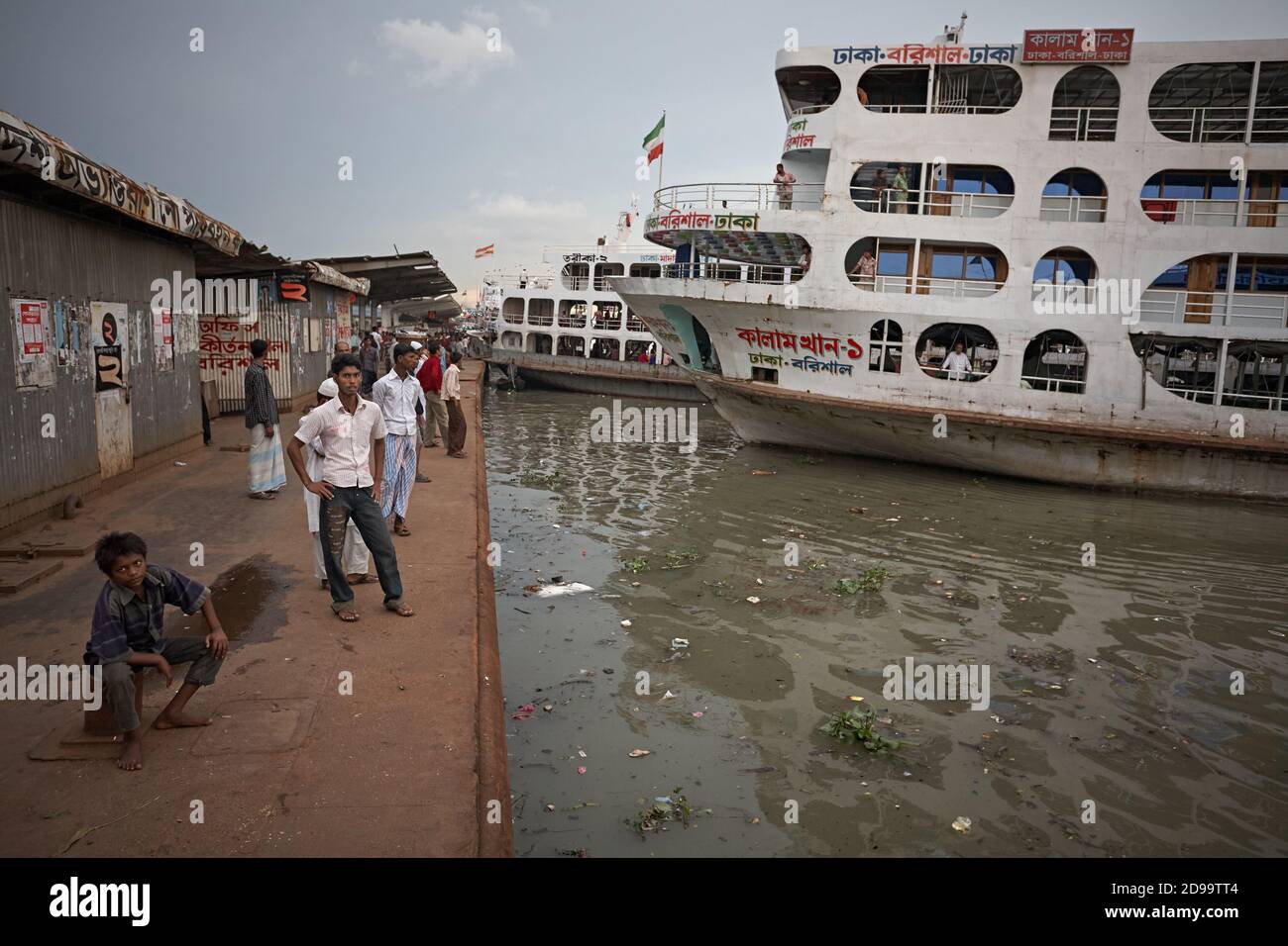 Dhaka, Bangladesh, July 2009. Passengers and rowers on the rowboats at ...
