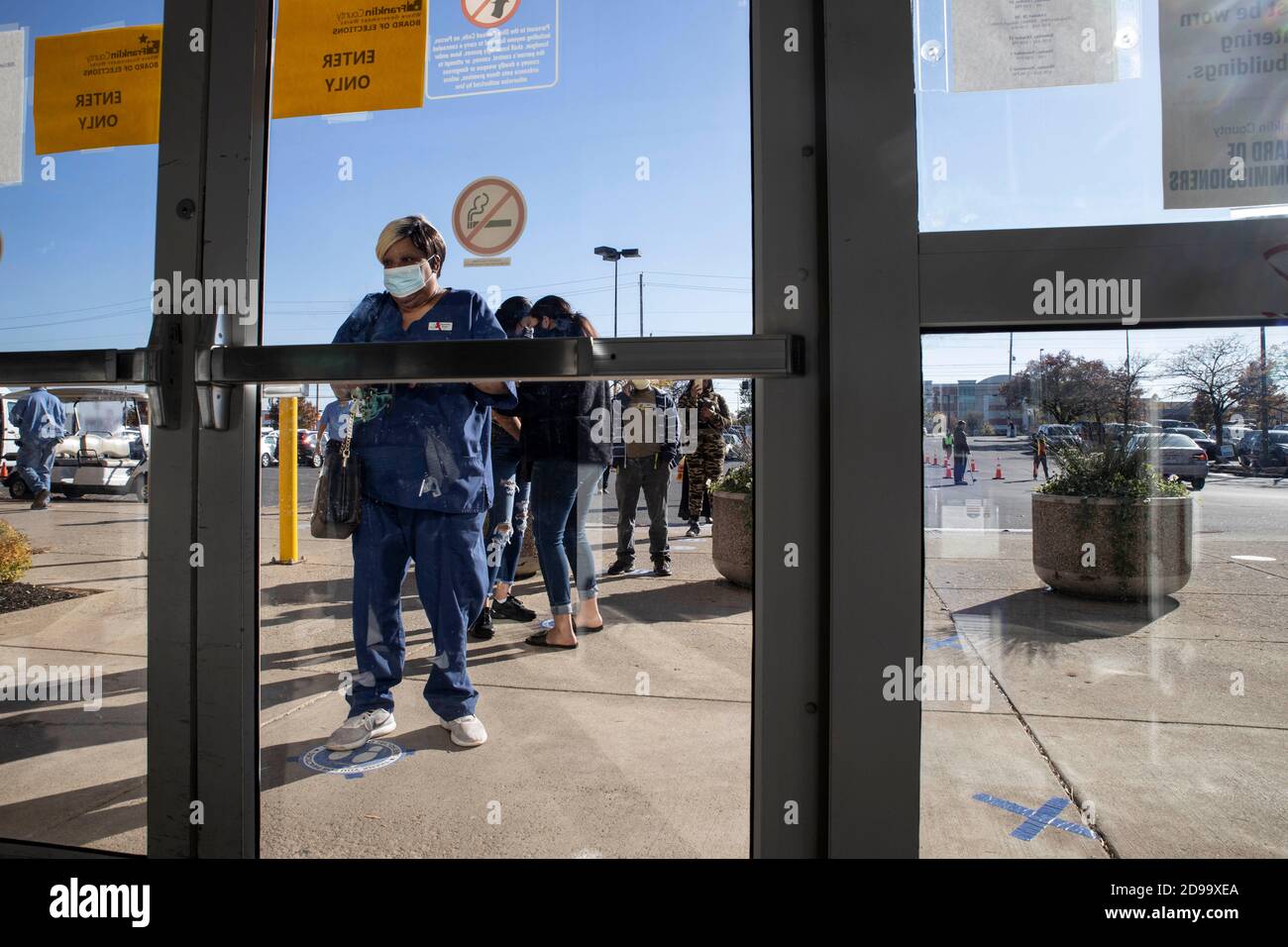 People line up outside the Franklin County Board of Elections building ...
