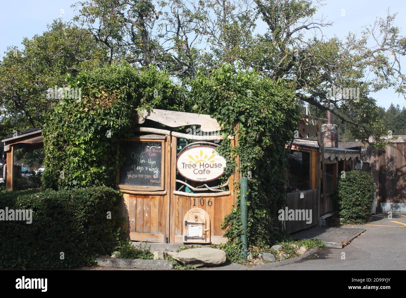 Salt spring island tree house cafe the tree house cafe hi-res stock ...
