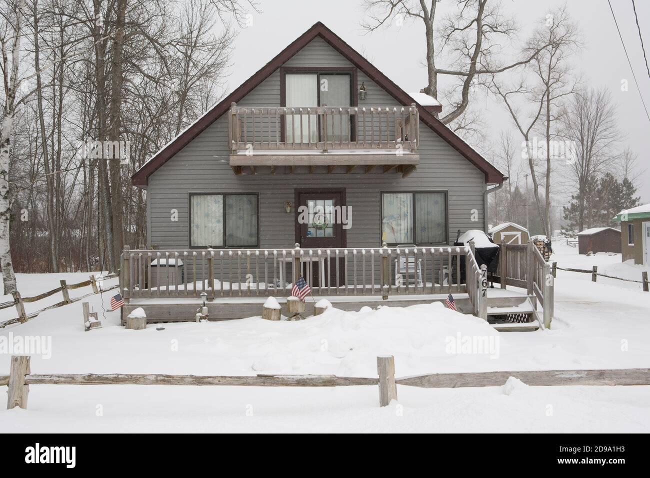 Beautiful house by the lake hi-res stock photography and images - Alamy