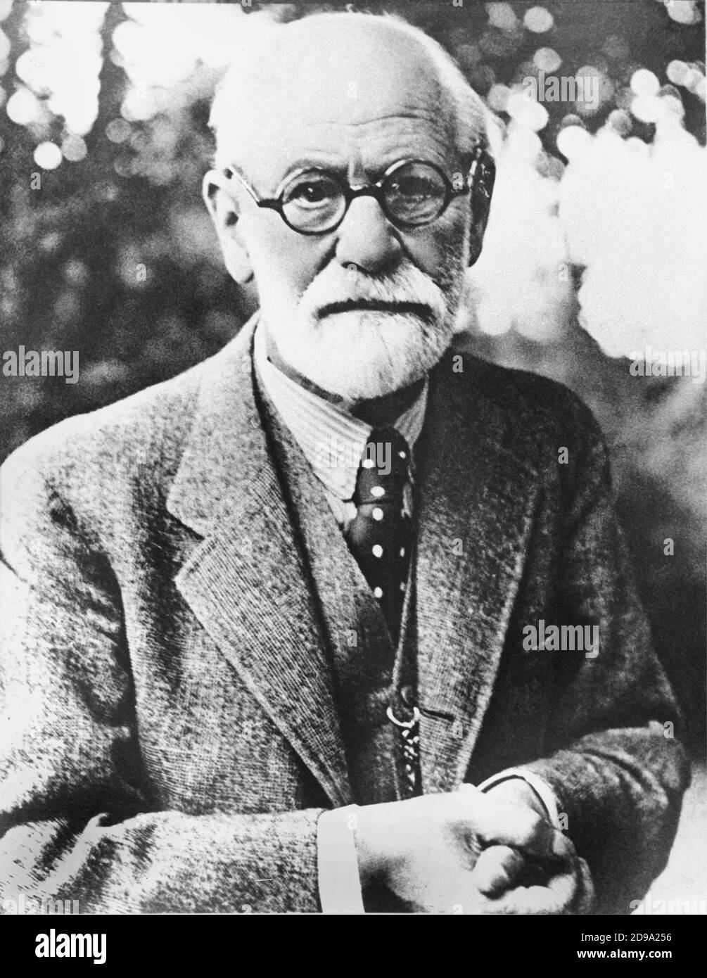 Portrait profile sigmund freud hi-res stock photography and images - Alamy