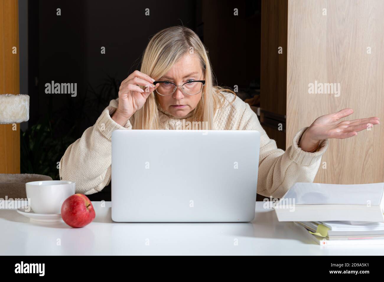 Shock document woman hi-res stock photography and images - Alamy
