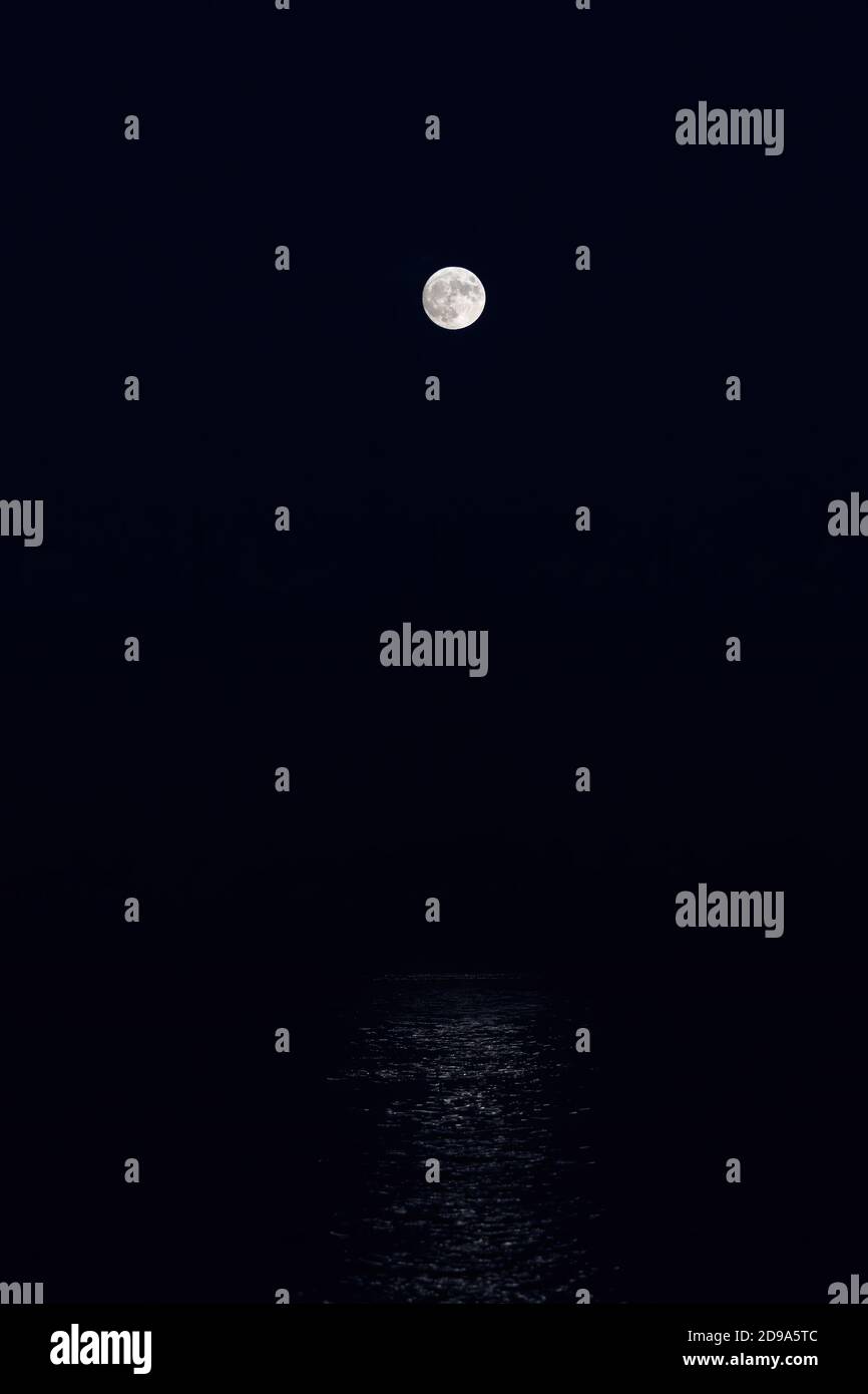 Full moon rise over ocean hi-res stock photography and images - Alamy