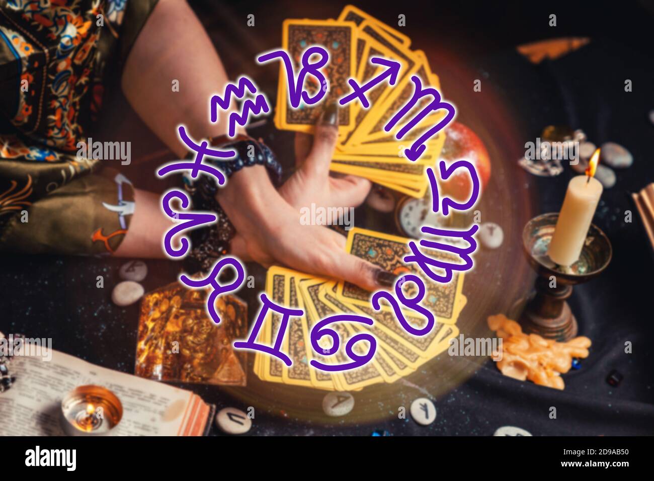 Cards in a circle hi-res stock photography and images - Alamy