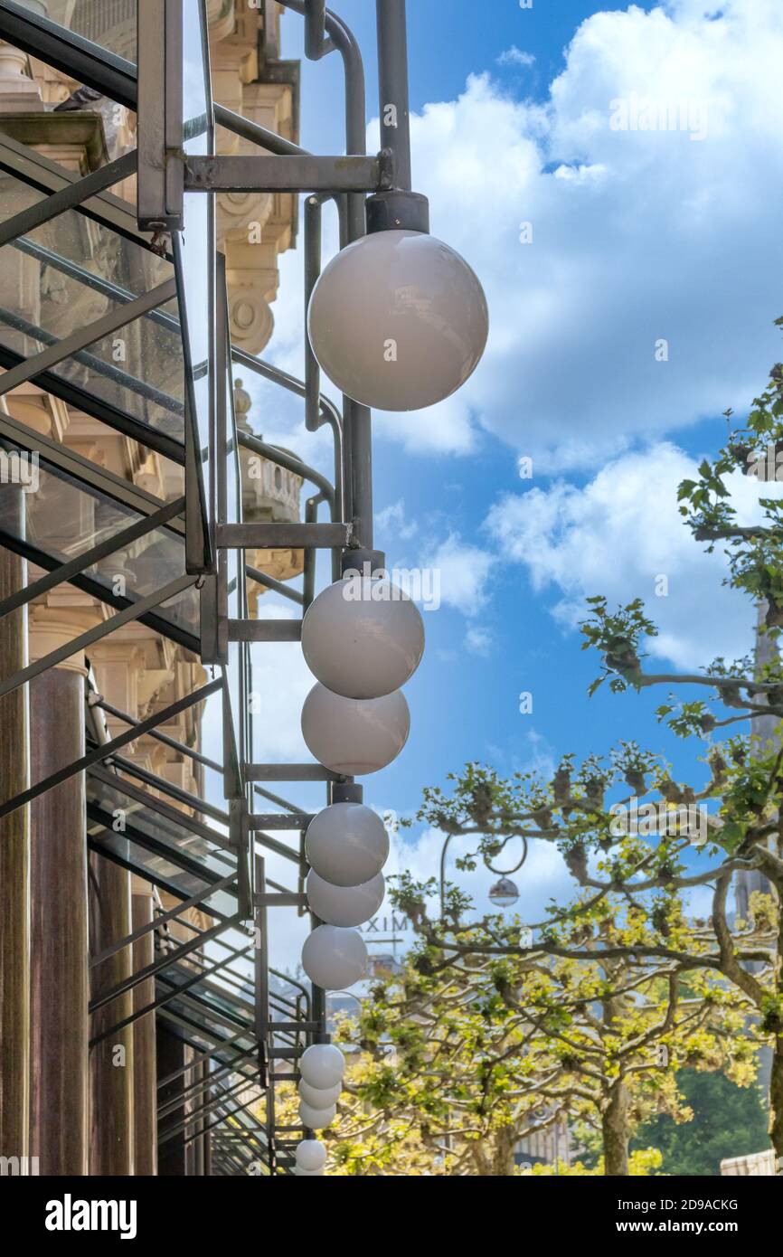 Row of lamp pole lights hi-res stock photography and images - Alamy