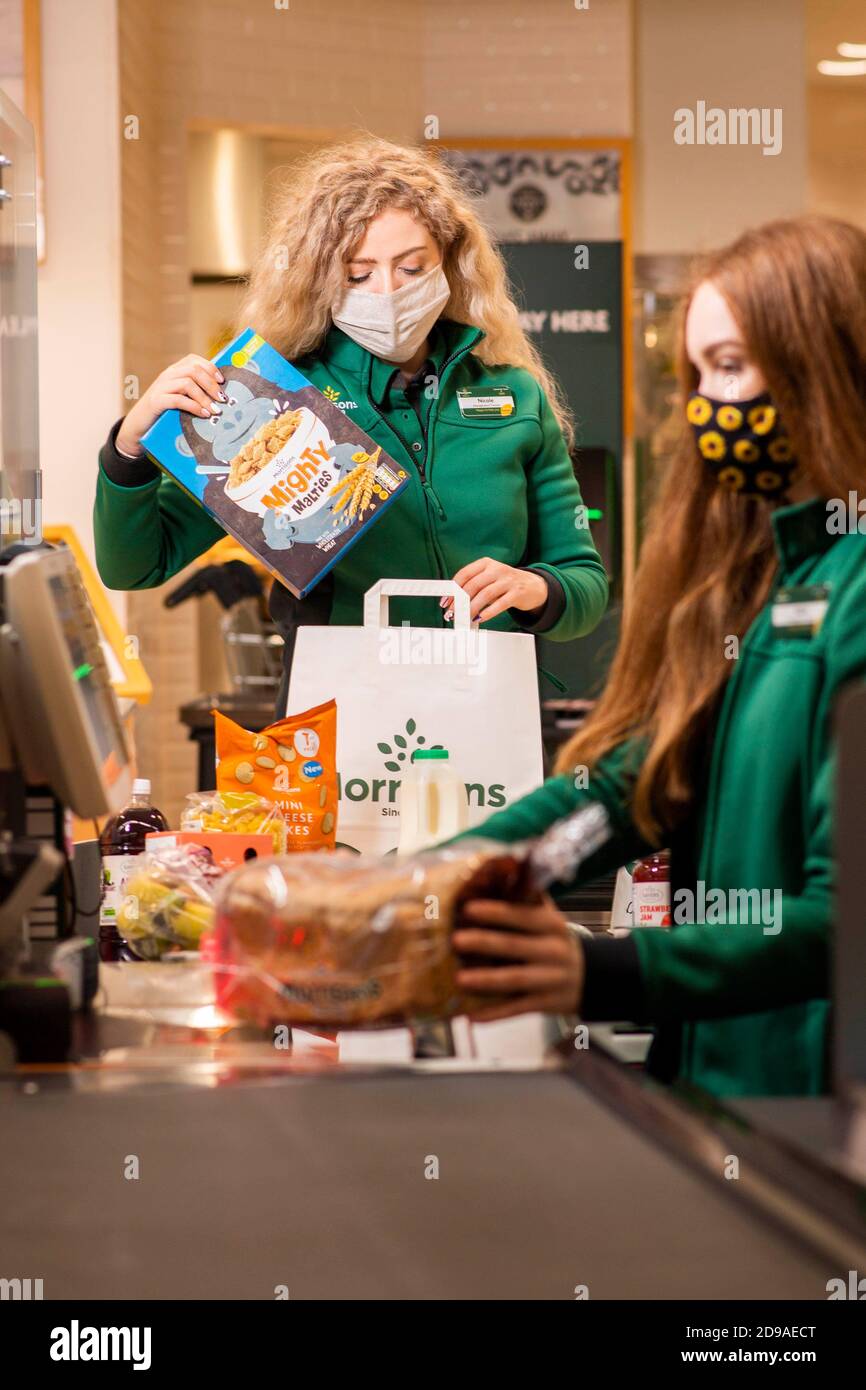 Supermarket children checkout hi-res stock photography and images - Alamy