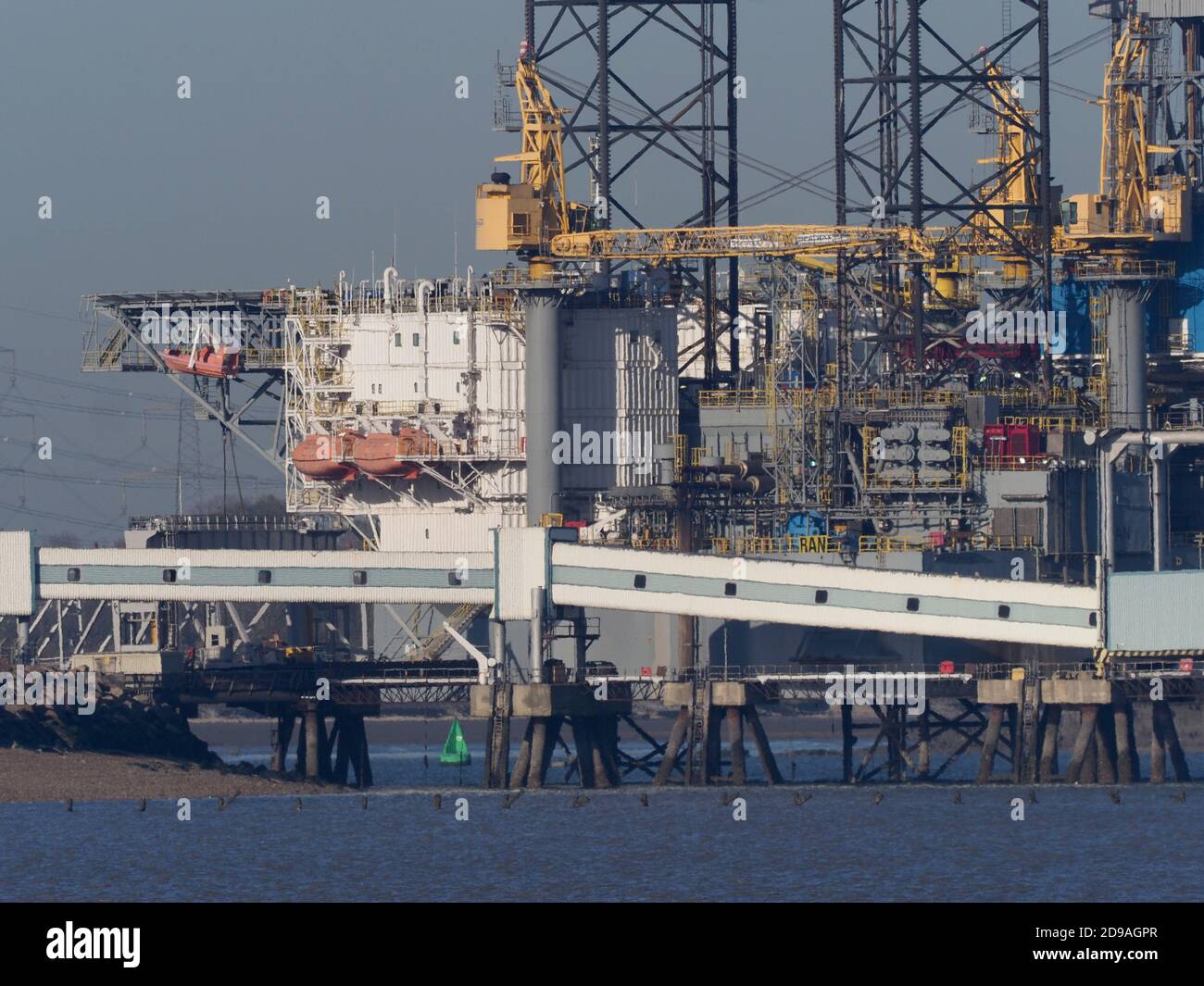 Laid up oil rig hi-res stock photography and images - Alamy