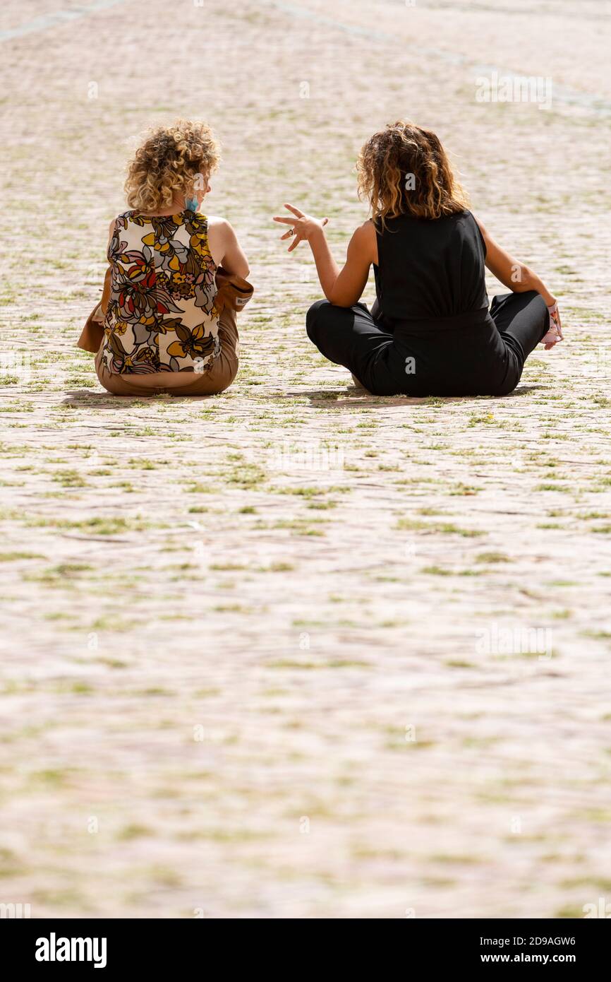 Two seated women talking hi-res stock photography and images - Alamy