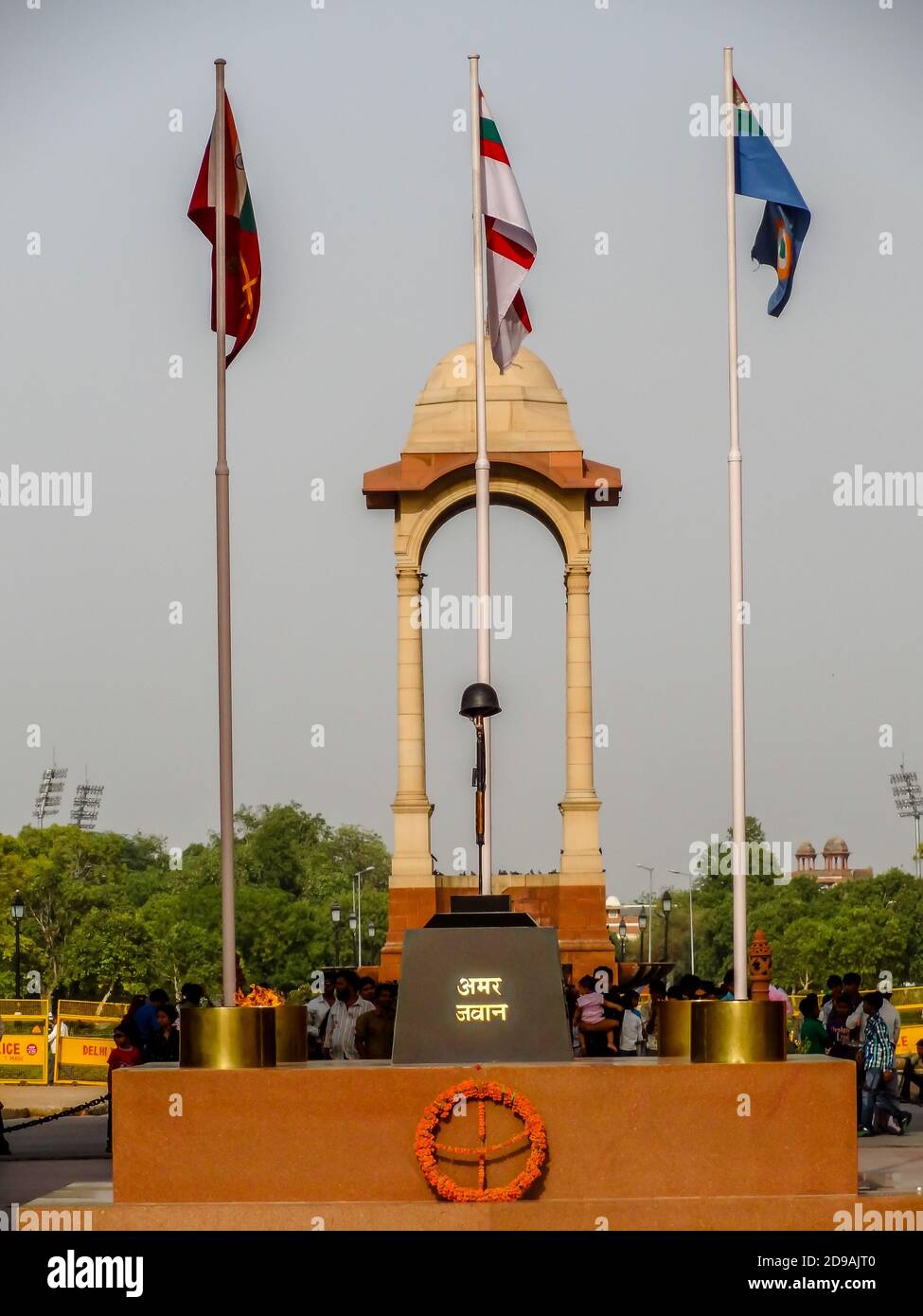 Amar Jawan Jyoti, India gate is located in the center of New Delhi ...