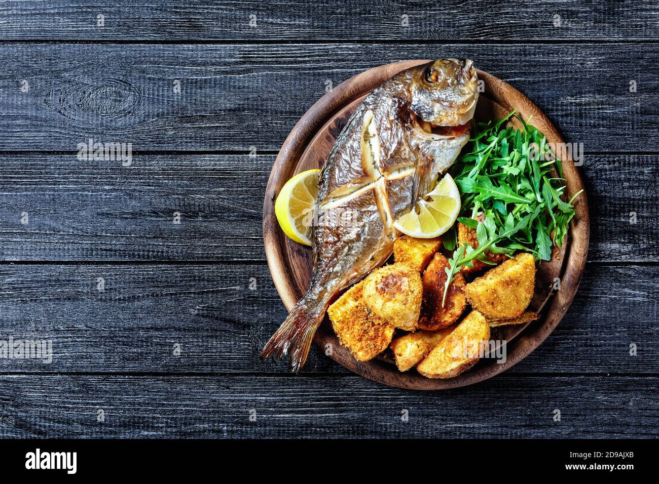 Whole roasted fish hi-res stock photography and images - Alamy