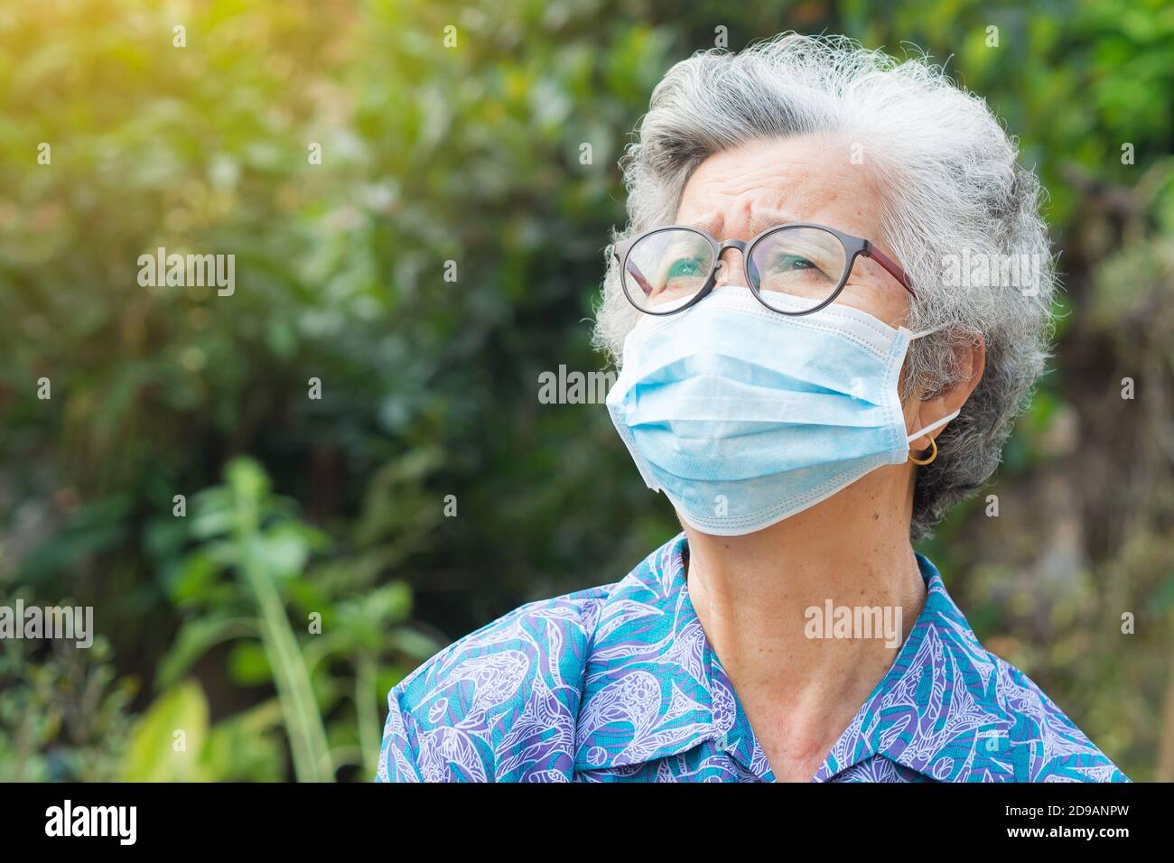 Elderly woman wearing a mask hi-res stock photography and images - Alamy