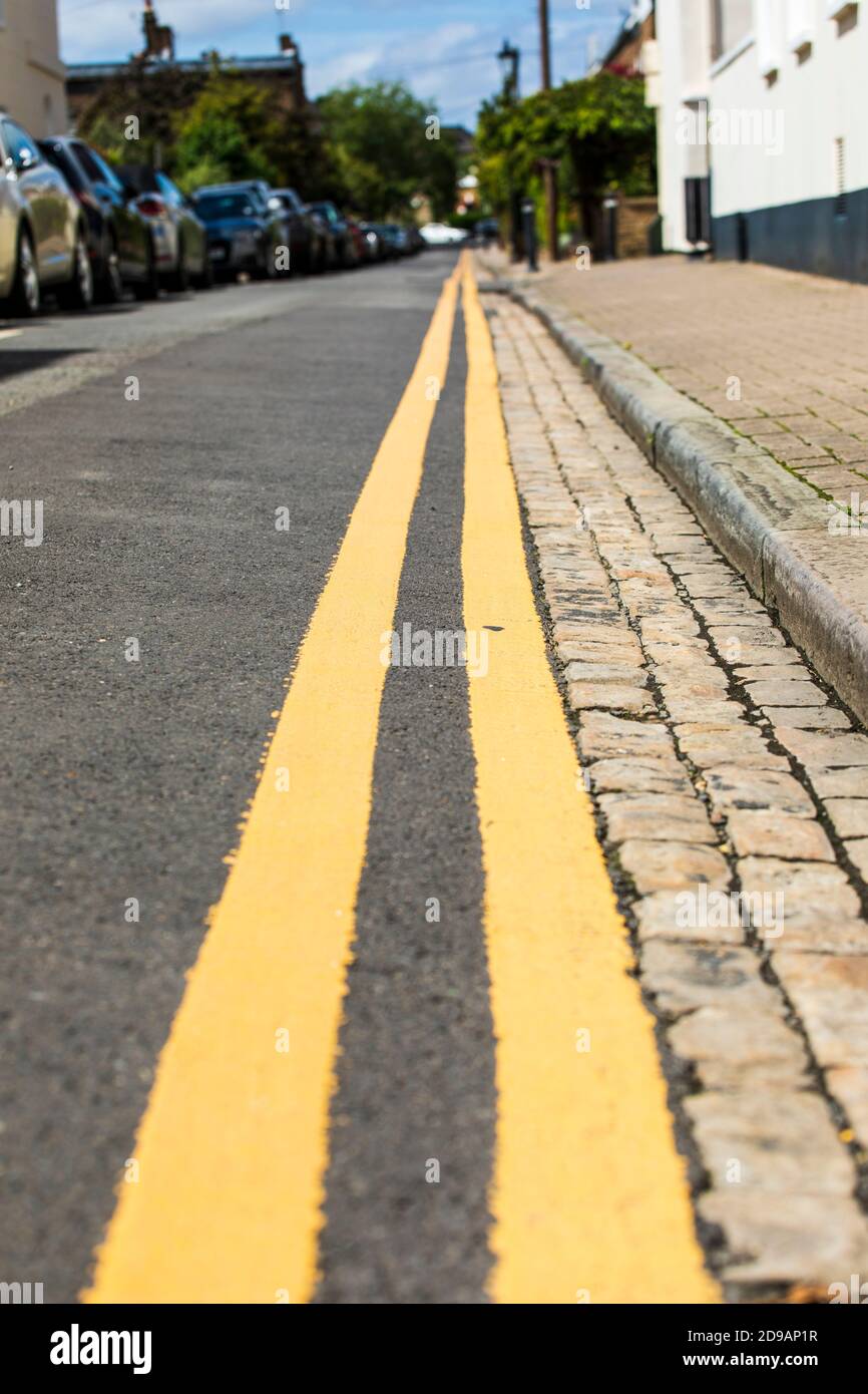 Double Yellow Line Stock Photo - Alamy