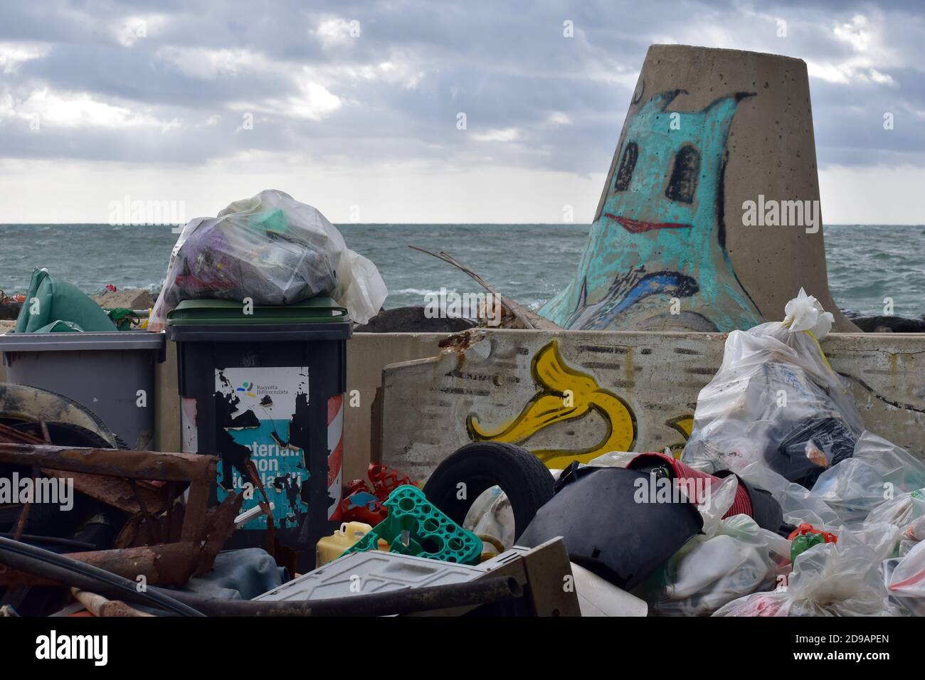 Plastic trash piles beach hi-res stock photography and images - Alamy