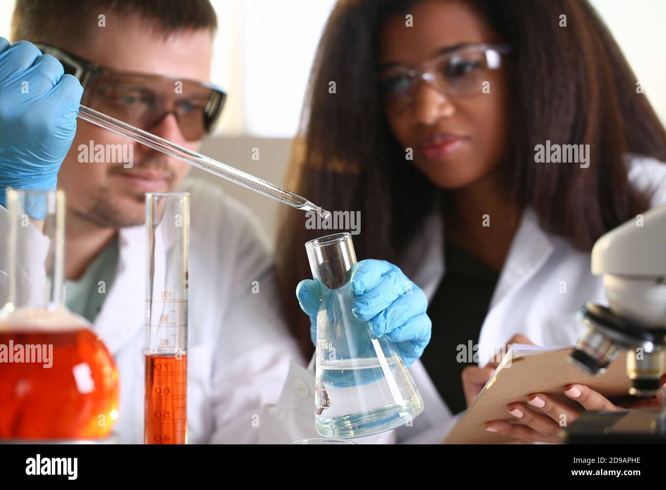 African american scientists hi-res stock photography and images - Alamy
