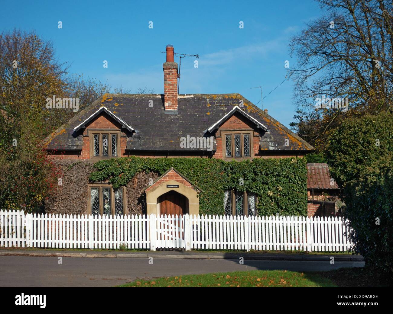 white picket fence outside a pretty country cottage Stock Photo - Alamy