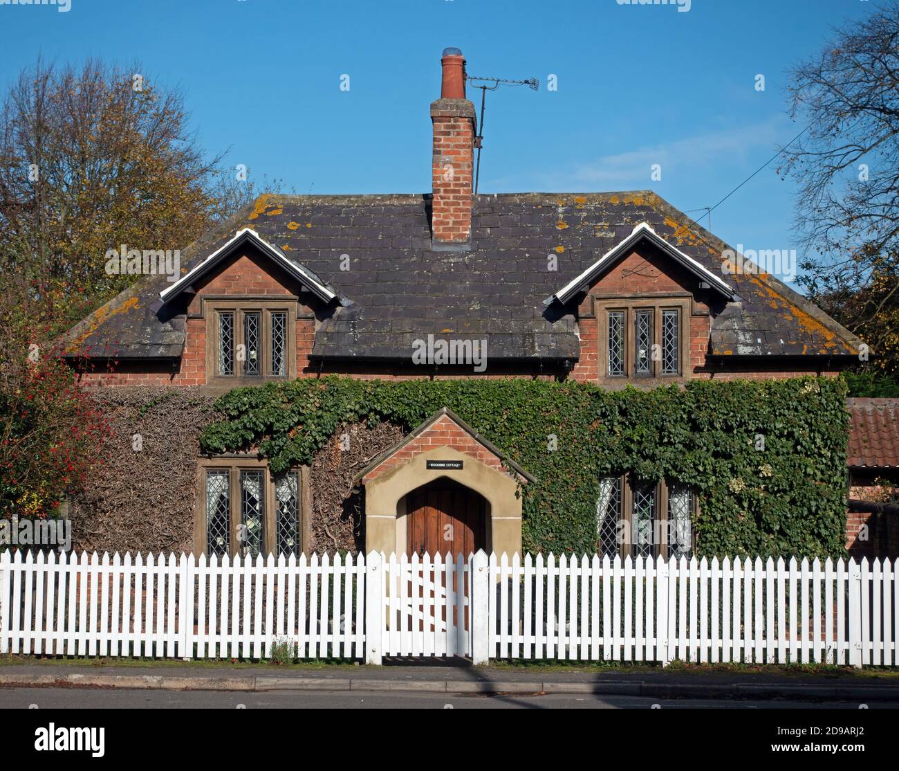 white picket fence outside a pretty country cottage Stock Photo - Alamy
