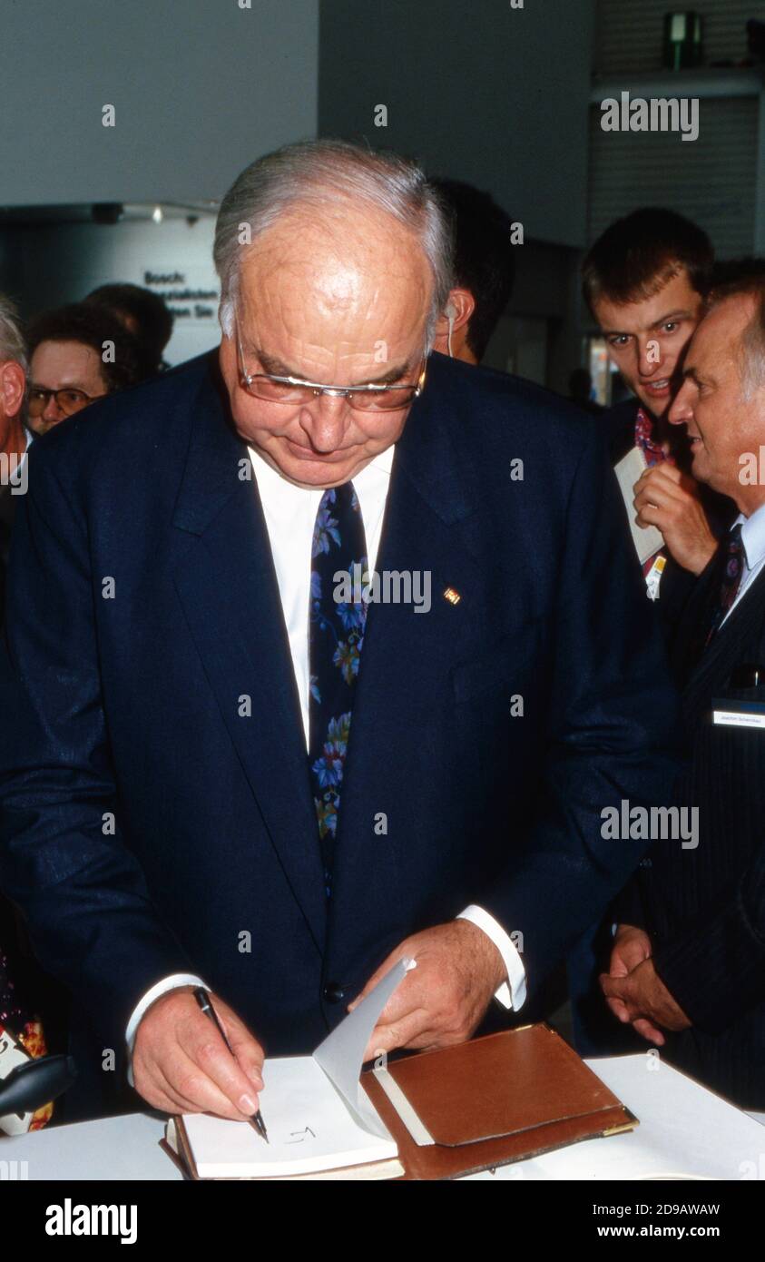 Bundeskanzler Helmut Kohl beim Messerundgang auf der IAA in Frankfurt ...
