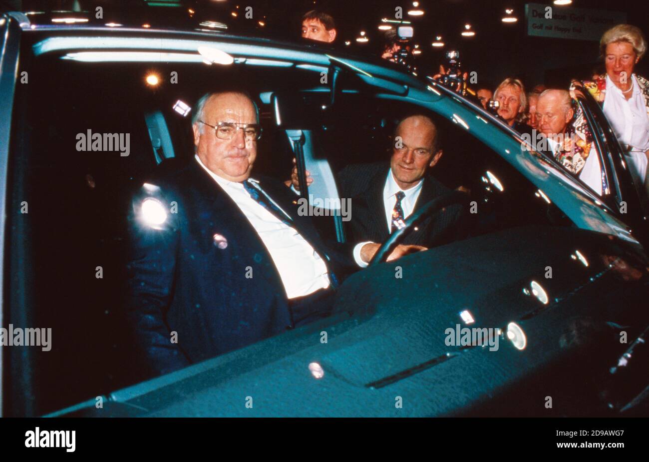Bundeskanzler Helmut Kohl testet bei seinem Messerundgang auf der IAA ...