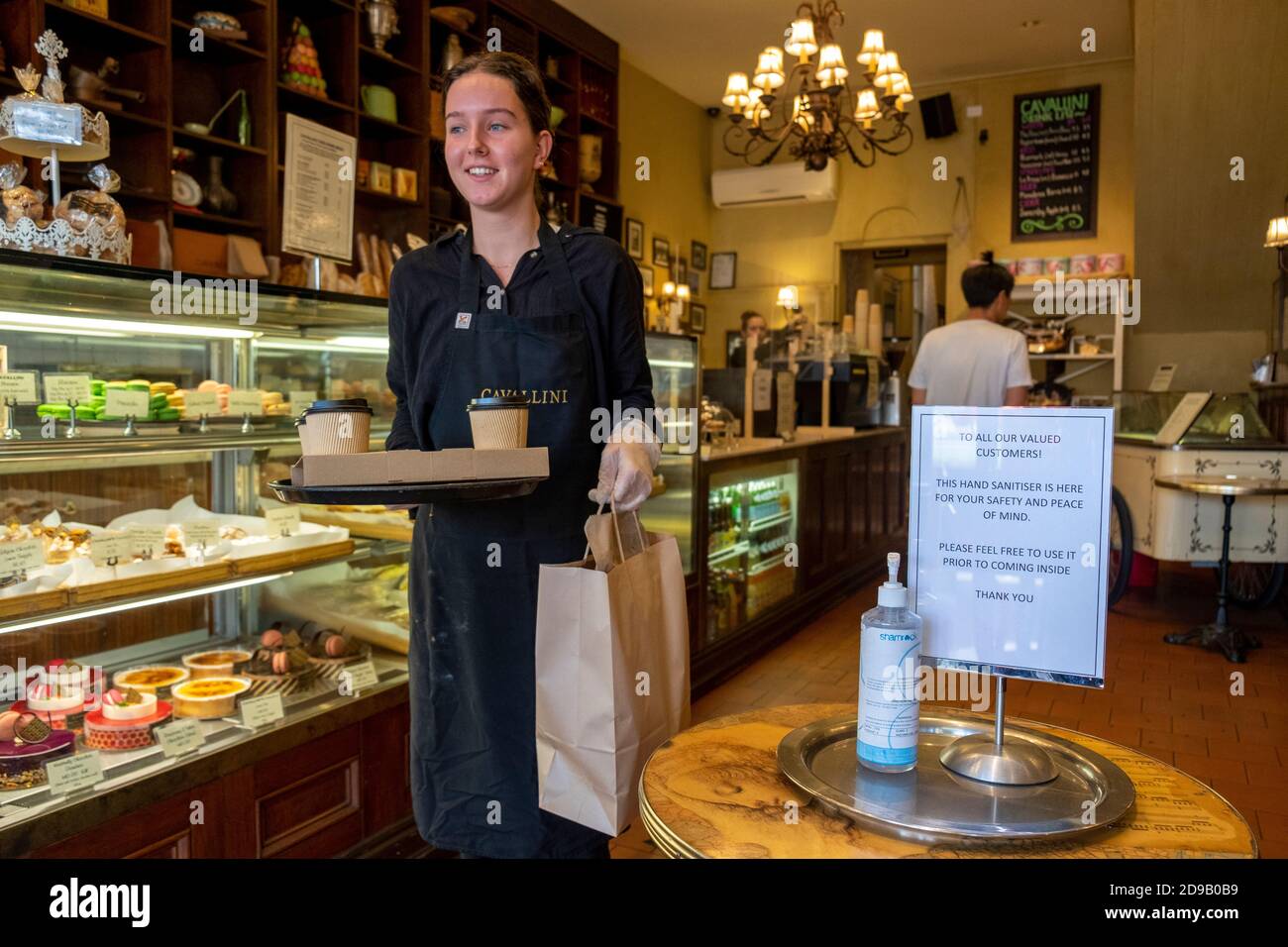 Artisan bakery interior hi-res stock photography and images - Alamy