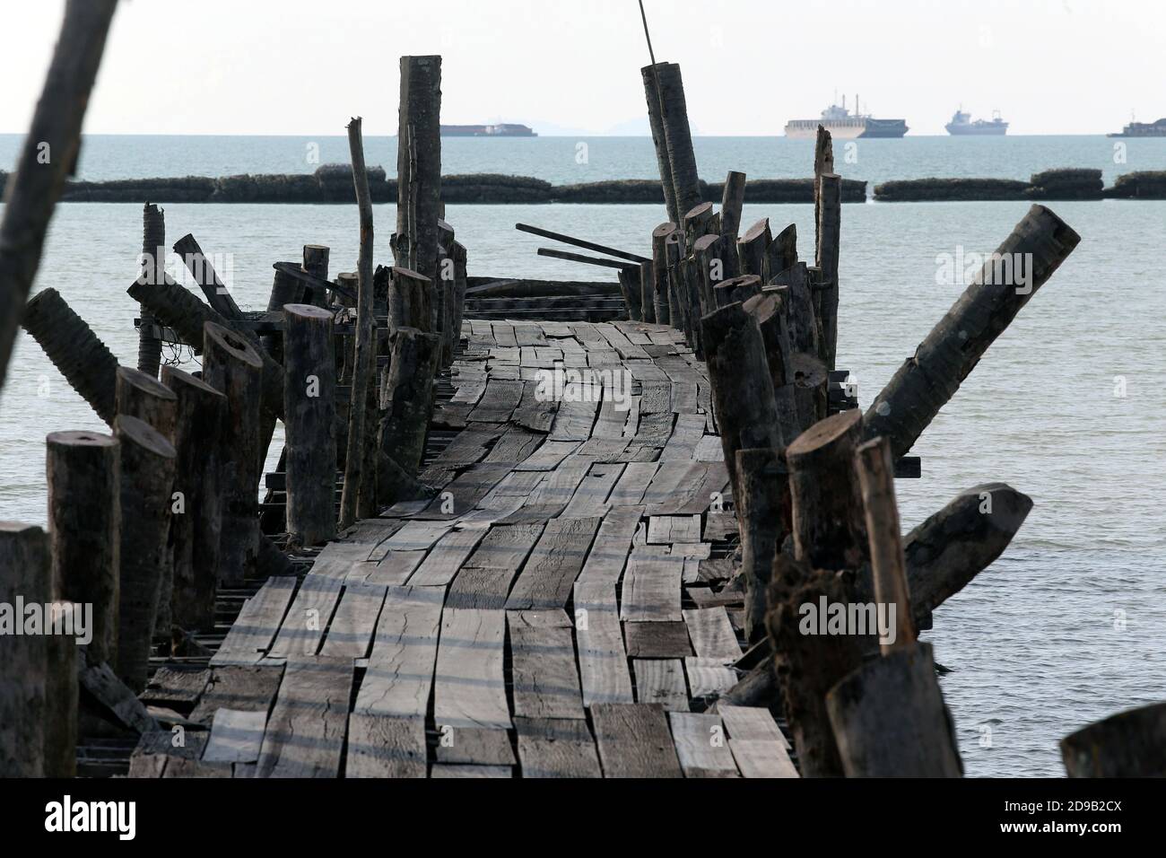 Old wood bridge to sea Stock Photo - Alamy