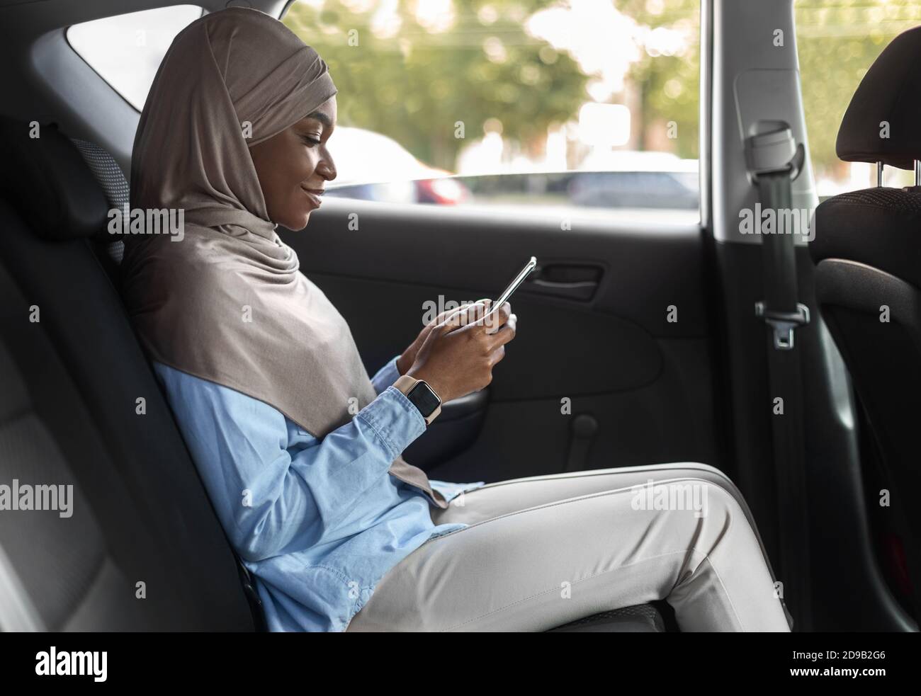 Taxi driver passenger inside cab hi-res stock photography and images ...