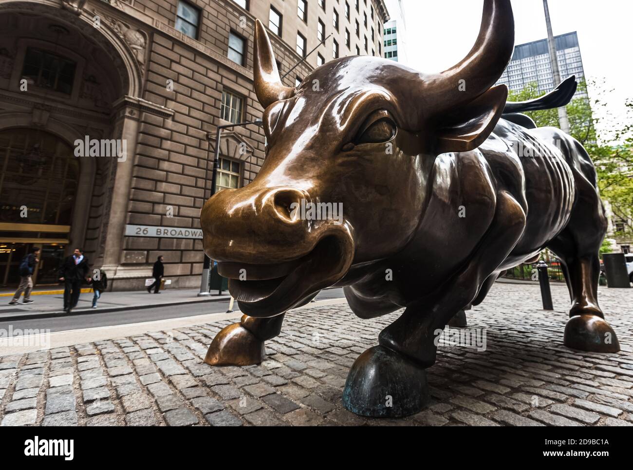 Charging bull bronze sculpture downtown hi-res stock photography and images - Alamy
