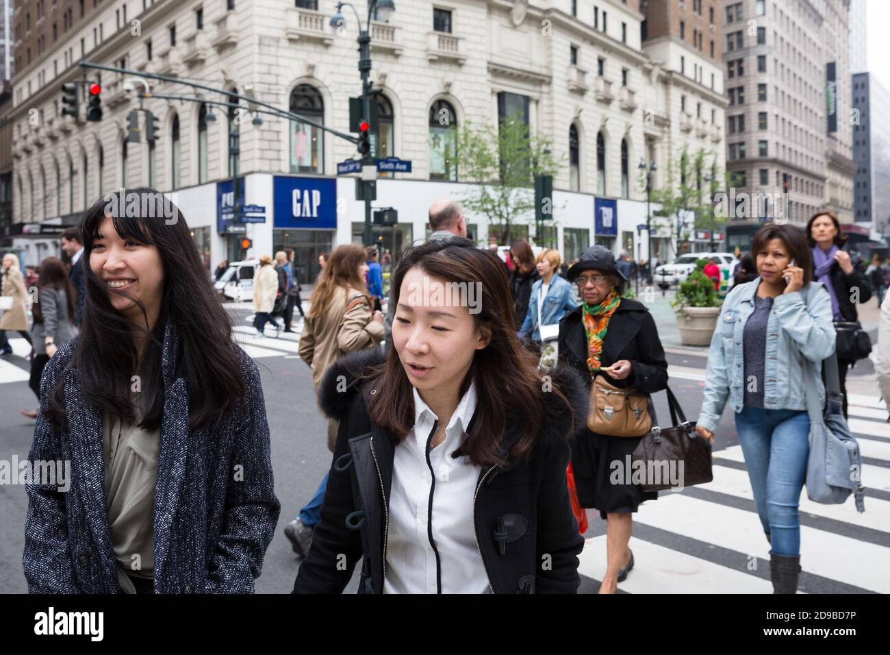 Women walking streets new york hi-res stock photography and images - Alamy