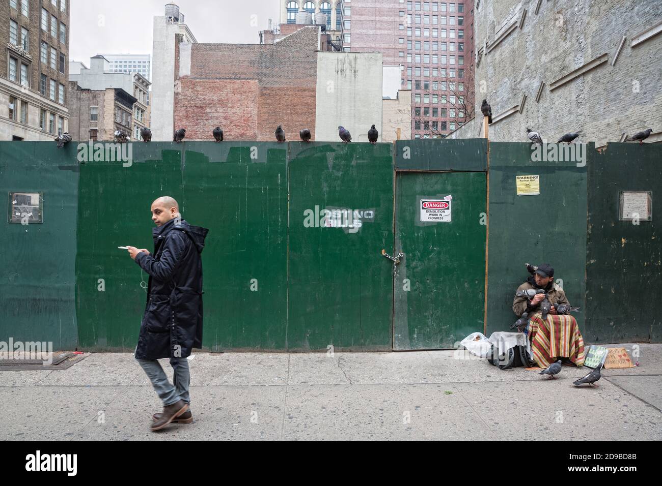 Homeless old man on streets hi-res stock photography and images - Alamy