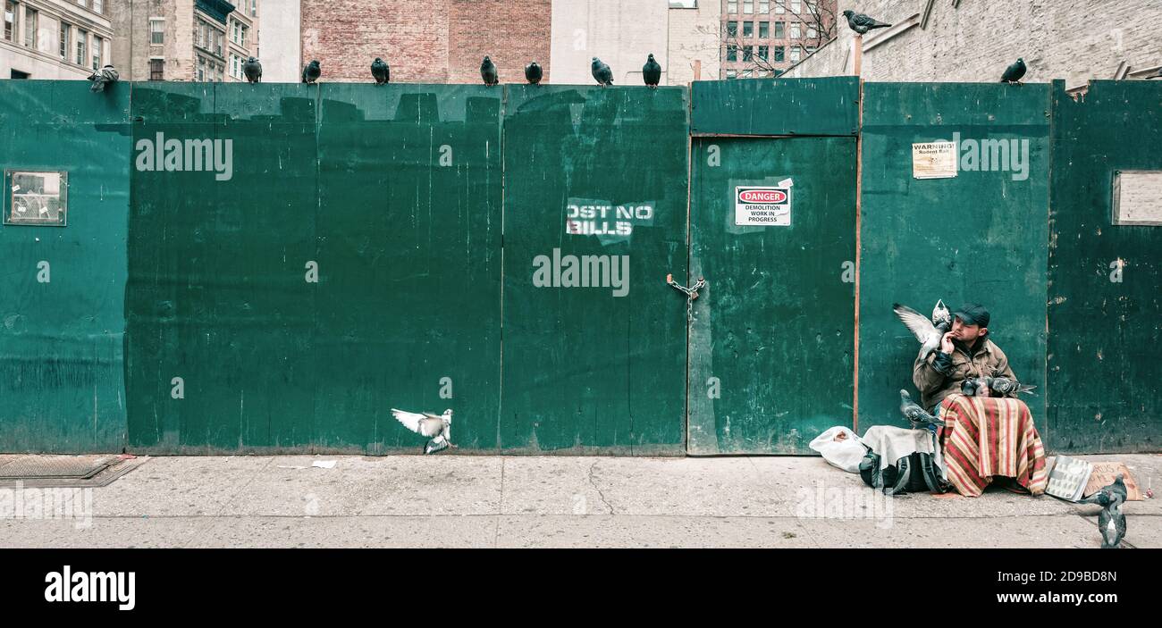 Homeless old man on streets hi-res stock photography and images - Alamy