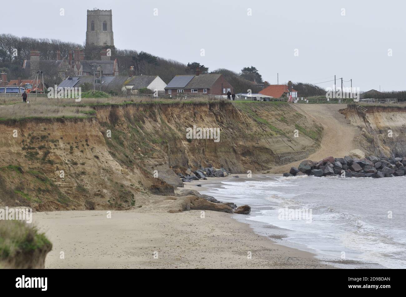 Happisburgh coastal erosion cliff hi-res stock photography and images ...