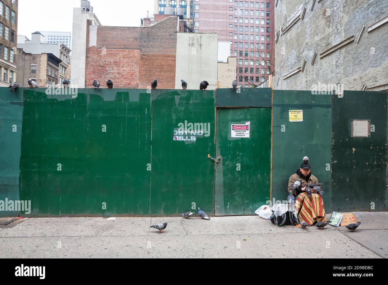 Homeless old man on streets hi-res stock photography and images - Alamy