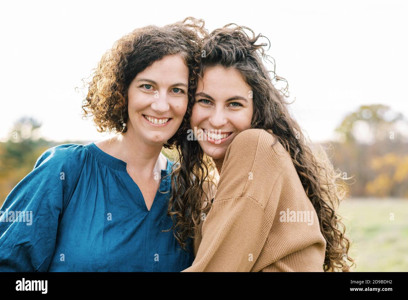 Friends look alike hi-res stock photography and images - Alamy