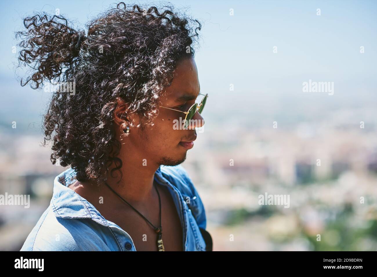 Young latino street performer hi-res stock photography and images - Alamy