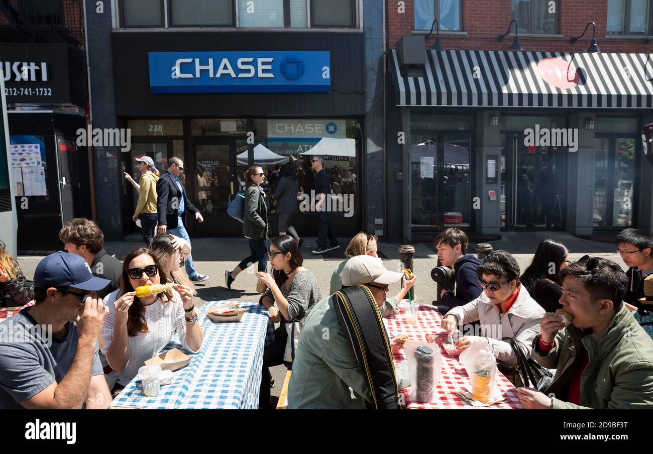 NEW YORK, USA - Apr 30, 2016: Fast food on the streets of NYC ...